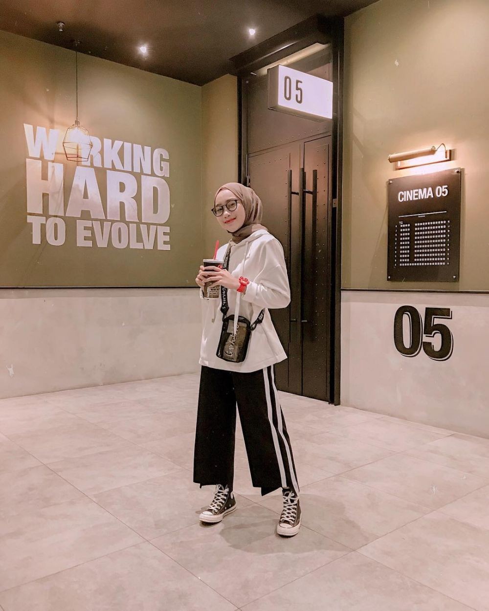 10 Padu Padan Outfit Monokrom dengan Gaya Hijab Boyish