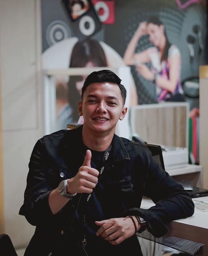 10 Potret Rambut Klimis Pemain Kendang Dory Harsa yang Memesona