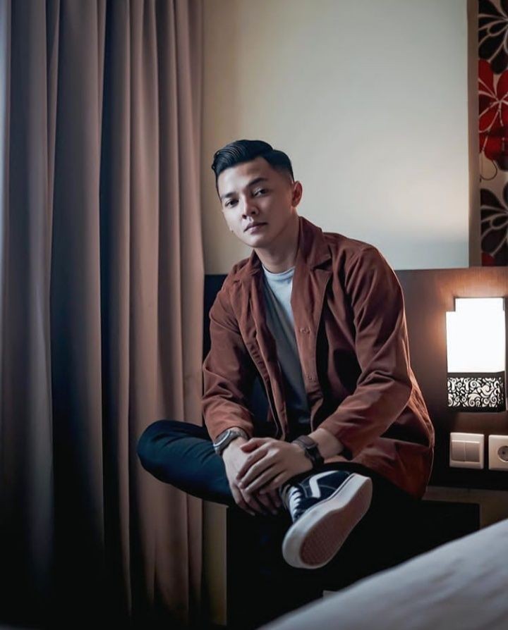 10 Potret Rambut Klimis Pemain Kendang Dory Harsa yang Memesona