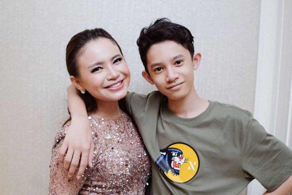 Bak Kakak Adik, 10 Potret Rossa dan Anaknya, Rizky Langit Ramadhan Bak Kakak Adik, 10 Potret Rossa dan Anaknya, Rizky Langit Ramadhan