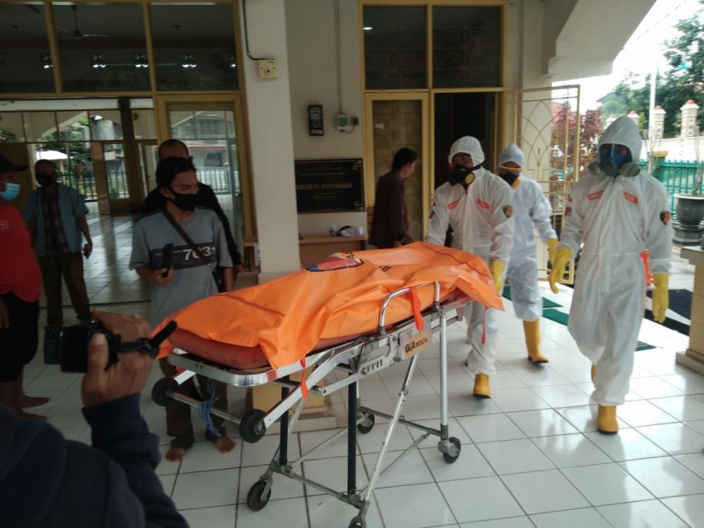 Tim Sar Evakuasi Jenazah di Pantai Ngluwen Gunungkidul Tim Sar Evakuasi Jenazah di Pantai Ngluwen Gunungkidul