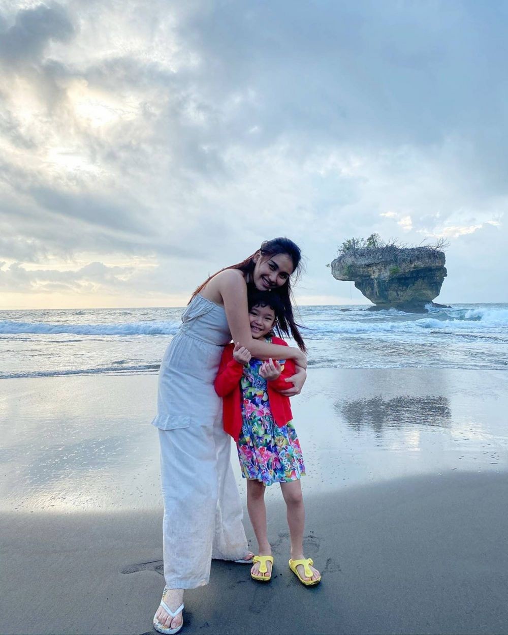Main di Pantai, 10 Potret Keseruan Liburan Ayu Ting Ting dan Keluarga