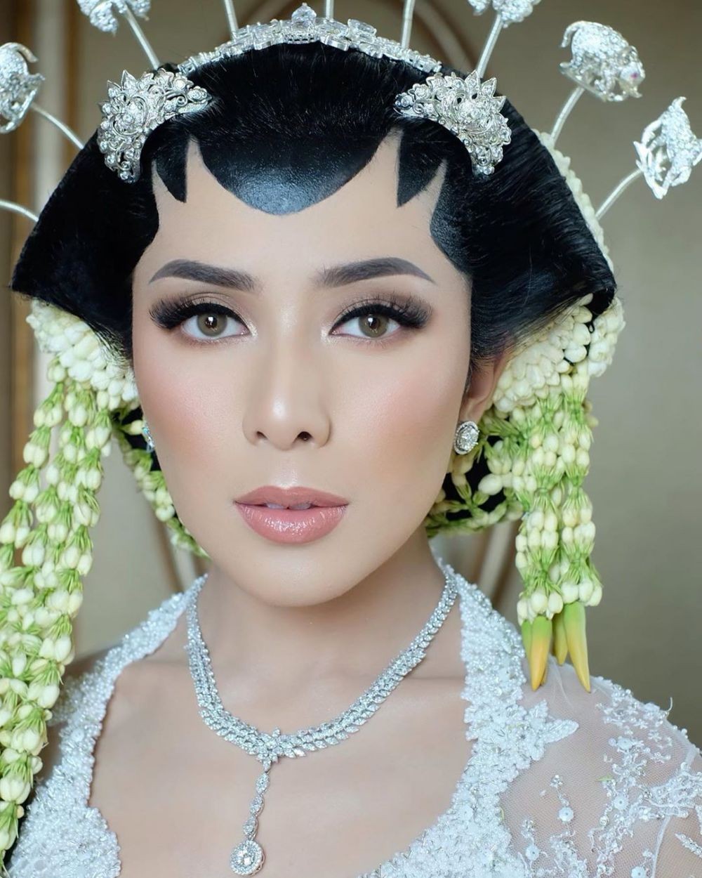 9 Gaya Kebaya dan Makeup Akad Pernikahan Vannya Istarinda, Adat Jawa! 9 Gaya Kebaya dan Makeup Akad Pernikahan Vannya Istarinda, Adat Jawa!