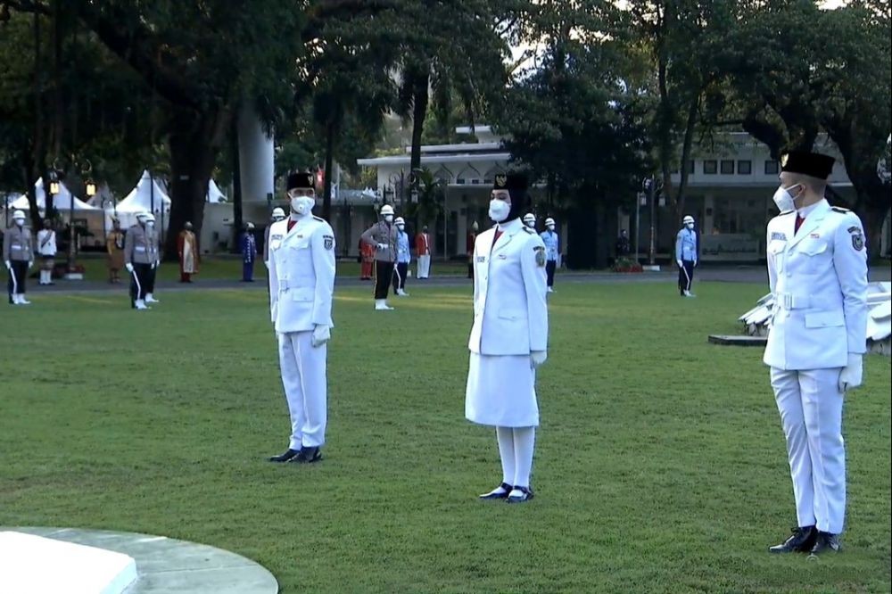 Susunan Petugas Upacara Penurunan Bendera Peringatan HUT RI di Istana Susunan Petugas Upacara Penurunan Bendera Peringatan HUT RI di Istana