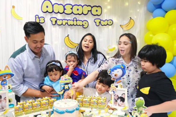 10 Momen Manis Perayaan Ulang Tahun Baby Ansara Putri Caca Tengker 10 Momen Manis Perayaan Ulang Tahun Baby Ansara Putri Caca Tengker