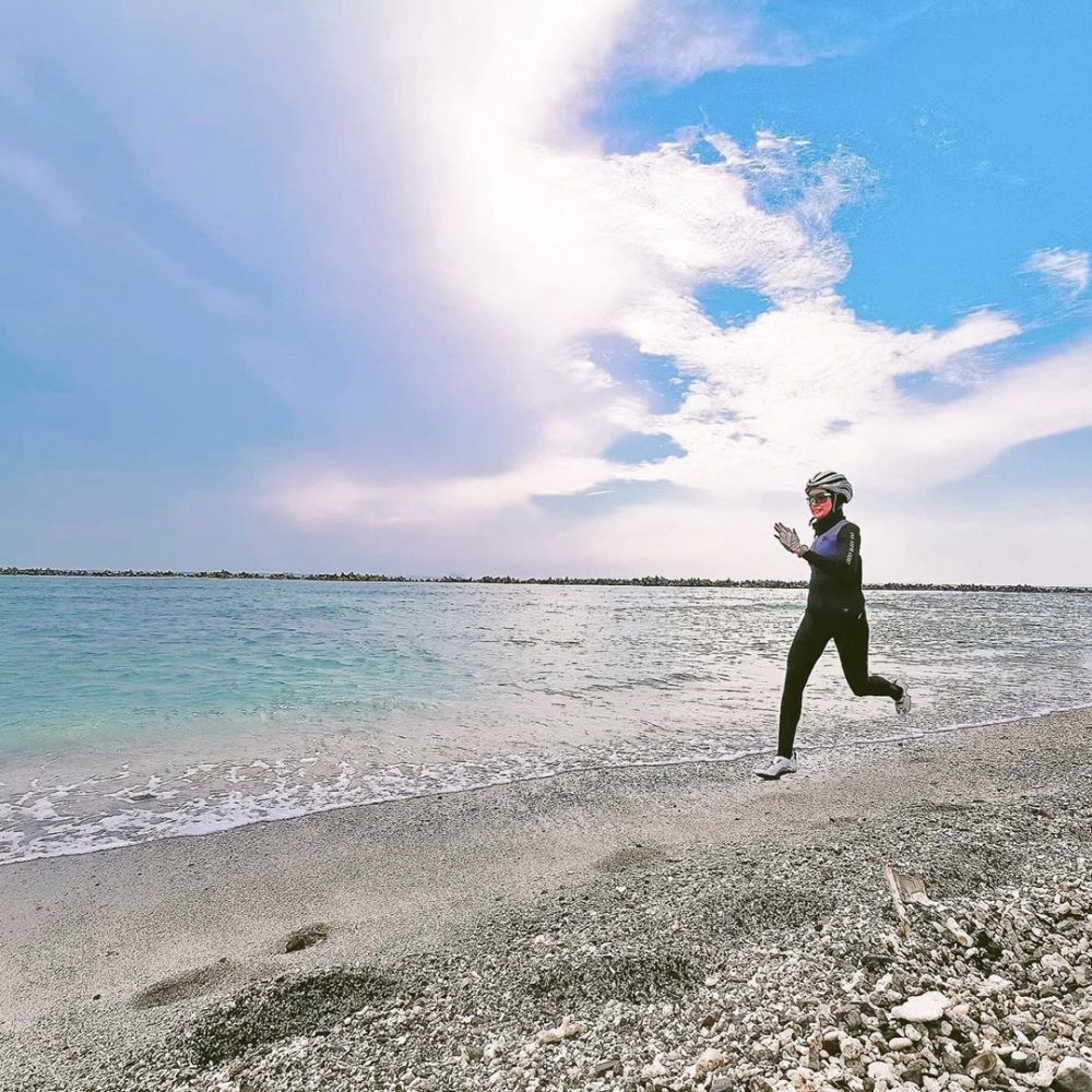 Tetap Bugar Nan Segar, 10 Potret Seleb Olahraga Saat Liburan