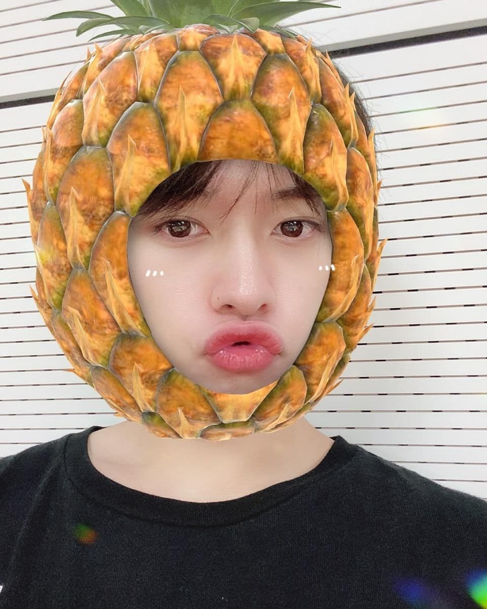 Anti Jaim, Ini 10 Potret Lee Know Stray Kids yang Absurd & Kocak Abis