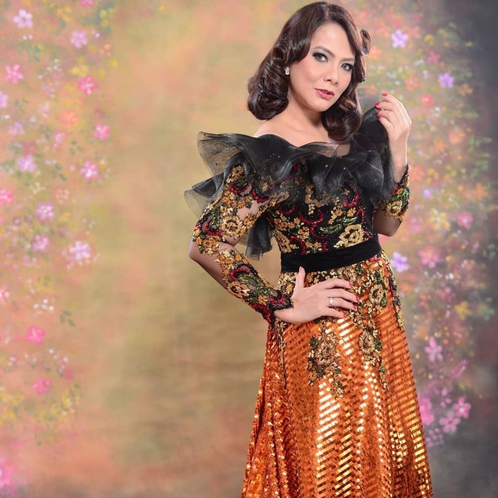 10 Inspirasi OOTD Elegan dengan Dress ala Memes, Gayanya Berkelas!