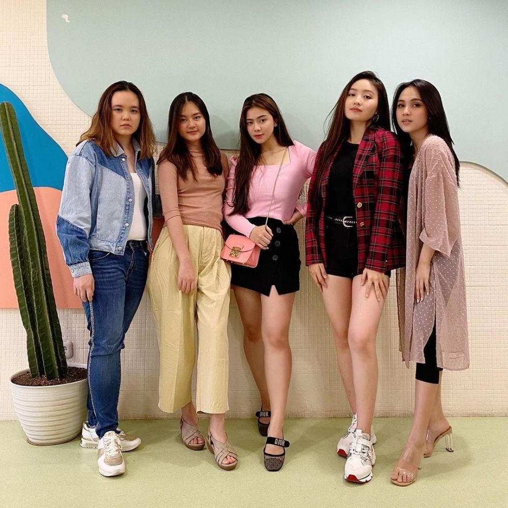 9 Adu Style Kakak Beradik Kece, Natasha Wilona Vs Claresta Frederica