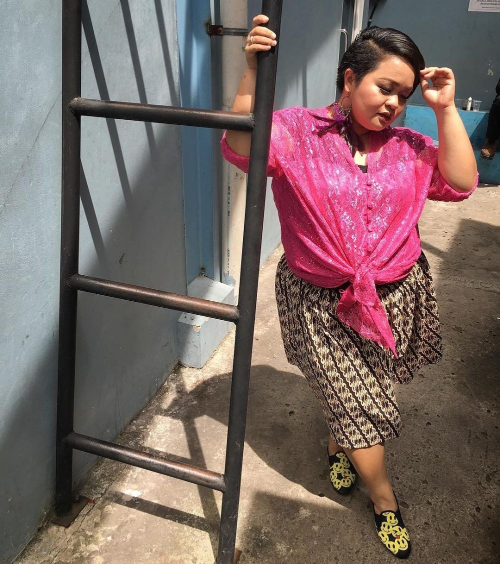 Kebaya untuk Pemilik Tubuh Plus Size, bak Priayi Bersahaja