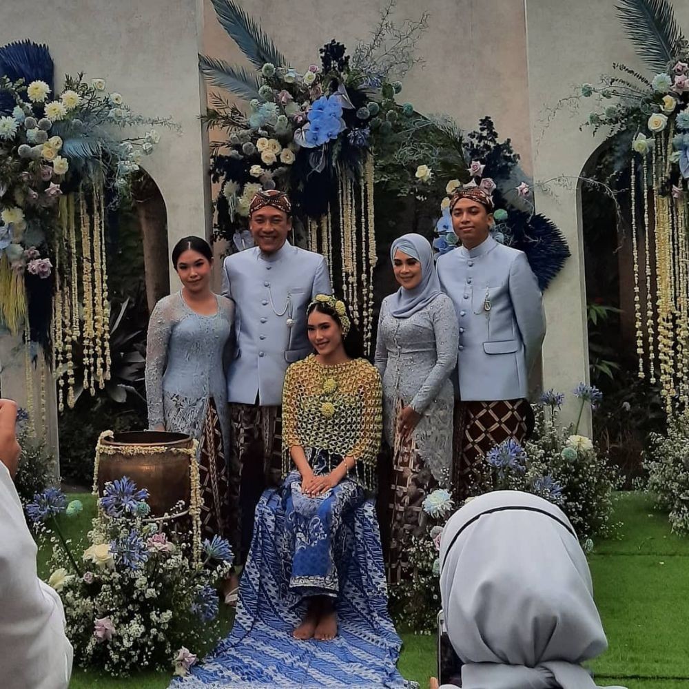 9 Referensi Kebaya Seragam Keluarga Untuk Acara Adat Pernika