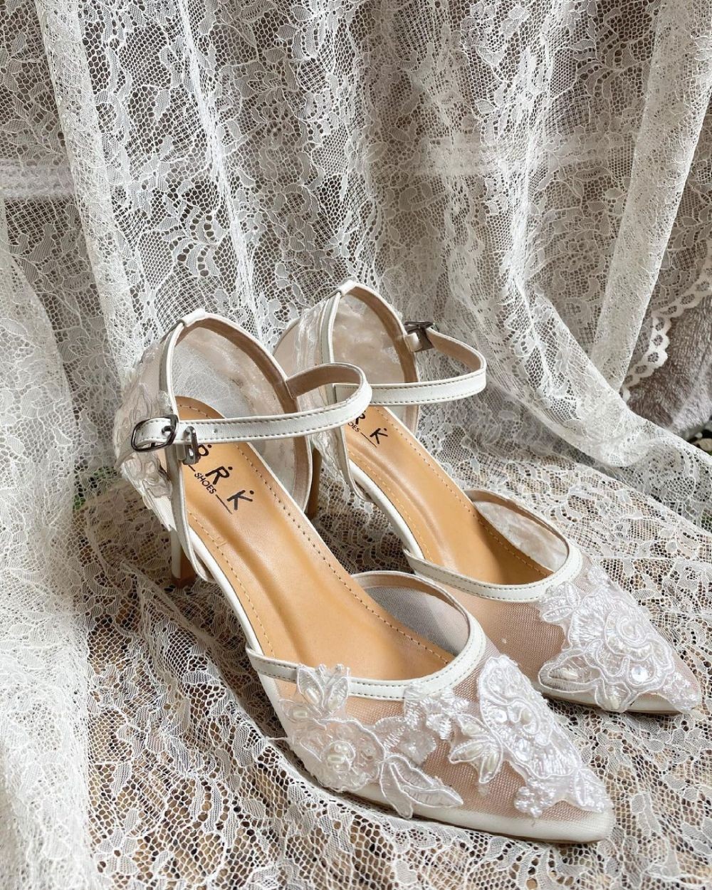 8 Rekomendasi Merek Sepatu Pengantin, Elegan untuk Nikah!