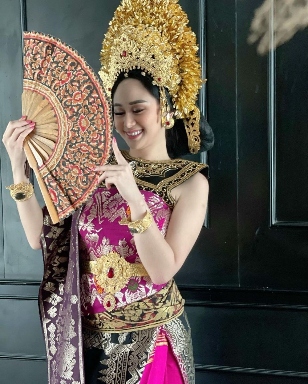 Bak Bangsawan, Ini Potret Denise Chariesta Pakai Baju Bali Bak Bangsawan, Ini Potret Denise Chariesta Pakai Baju Bali