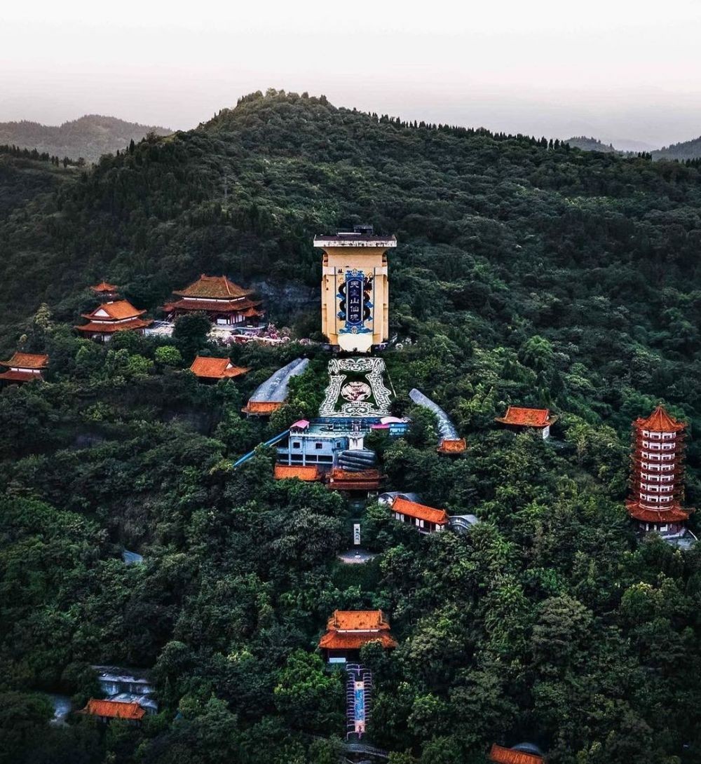 10 Tempat Wisata yang Dianggap Gerbang Menuju Neraka 10 Tempat Wisata yang Dianggap Gerbang Menuju Neraka
