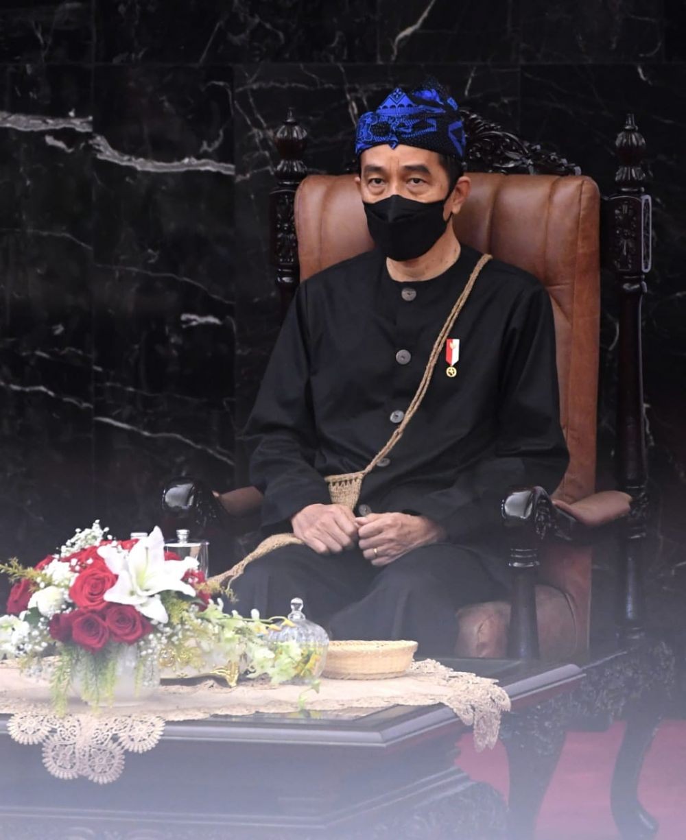 10 Potret Jokowi Pakai Baju Adat Suku Baduy