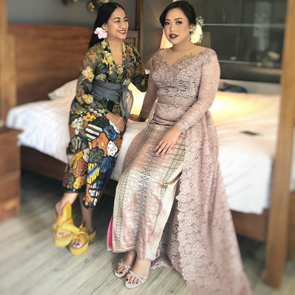 10 Inspirasi Kebaya ala Nia Dinata, Beragam Gaya!