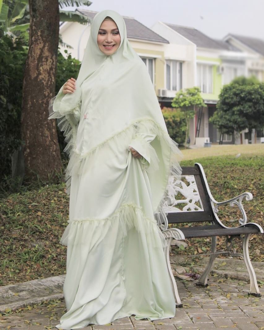 10 Style Kondangan Hijab Syar'i ala Puput Melati, Menawan!