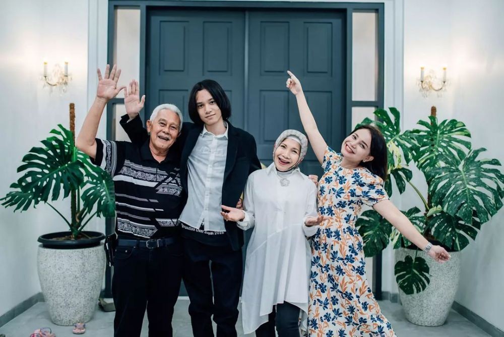 10 Potret Rossa dan Putra Semata Wayang, Bak Kakak Adik 10 Potret Rossa dan Putra Semata Wayang, Bak Kakak Adik