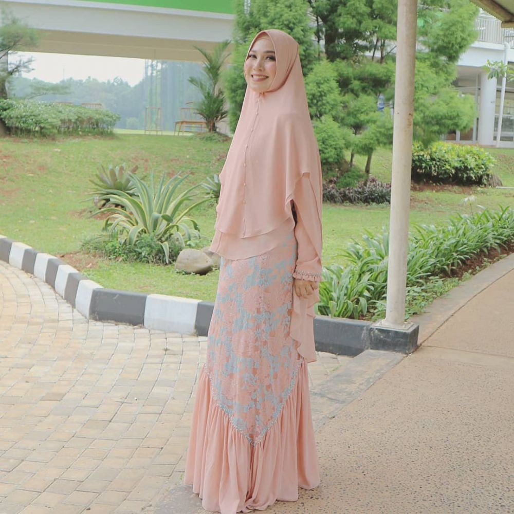 10 Style Kondangan Hijab Syar'i ala Puput Melati, Menawan!