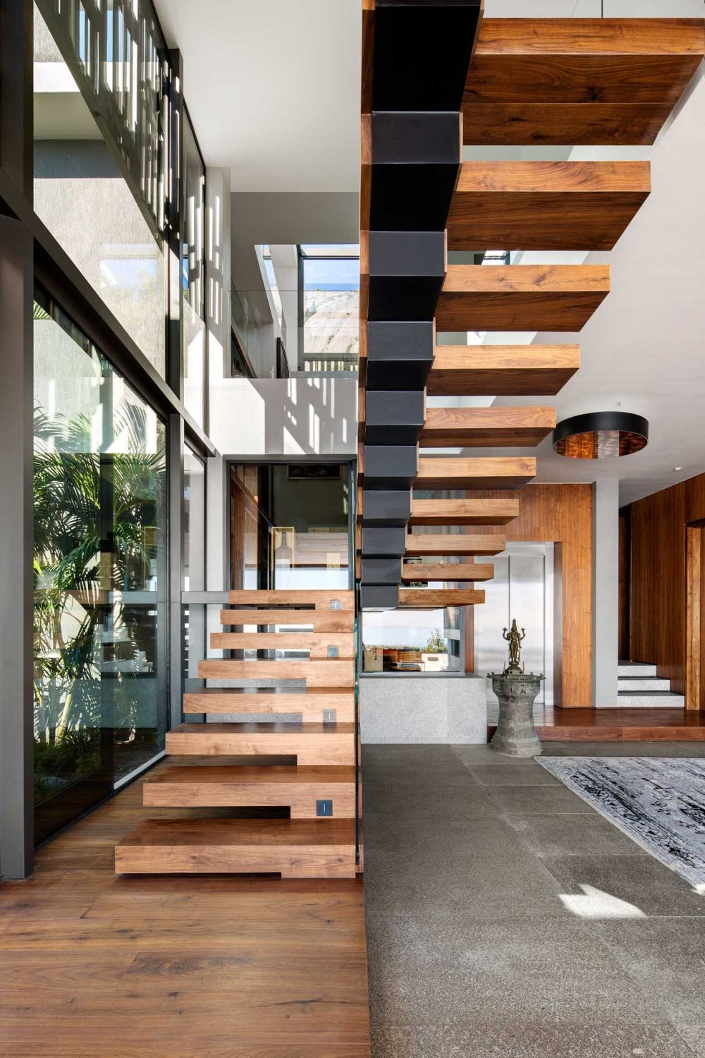 9 Desain Tangga untuk Hunian Modern, Ada yang Melayang