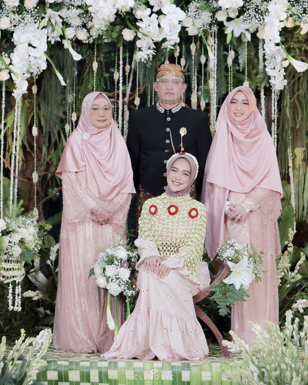 Gaya Keluarga Ria Ricis dari Lamaran hingga Resepsi, Elegan