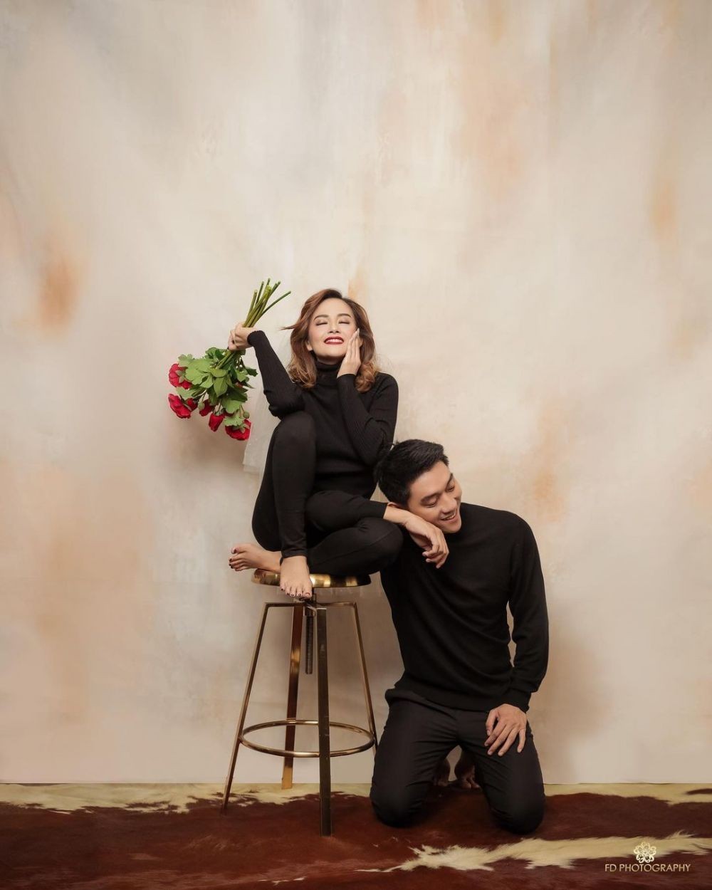 9 Outfit Prewed Indoor Berbagai Tema, Kasual hingga Dreamy
