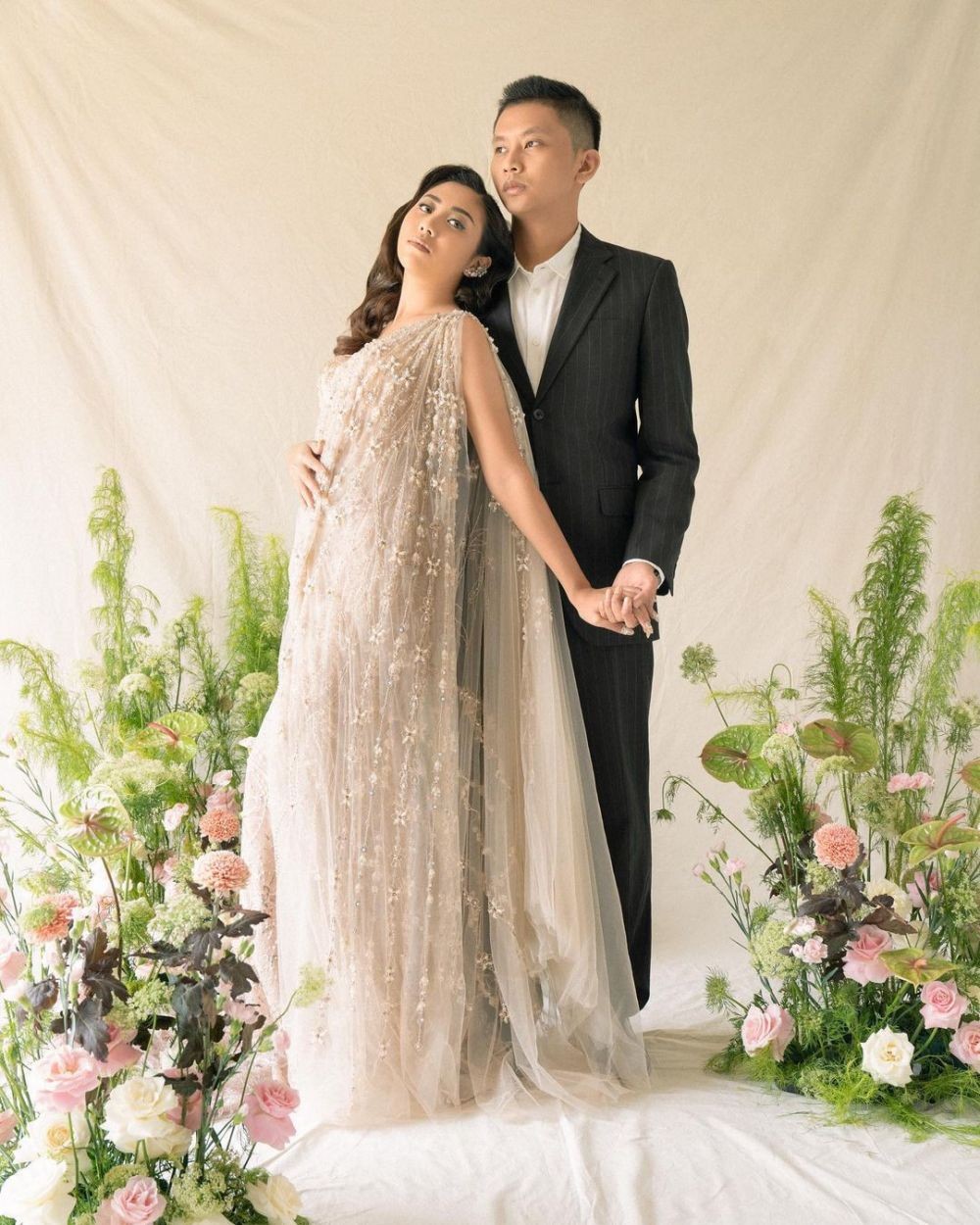 9 Outfit Prewed Indoor Berbagai Tema, Kasual hingga Dreamy
