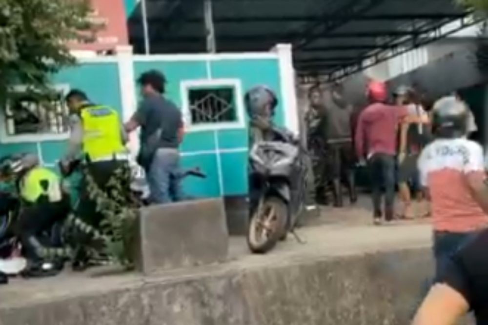 Seorang TNI di Maluku Hantam Dua Polisi Hingga Tersungkur Seorang TNI di Maluku Hantam Dua Polisi Hingga Tersungkur