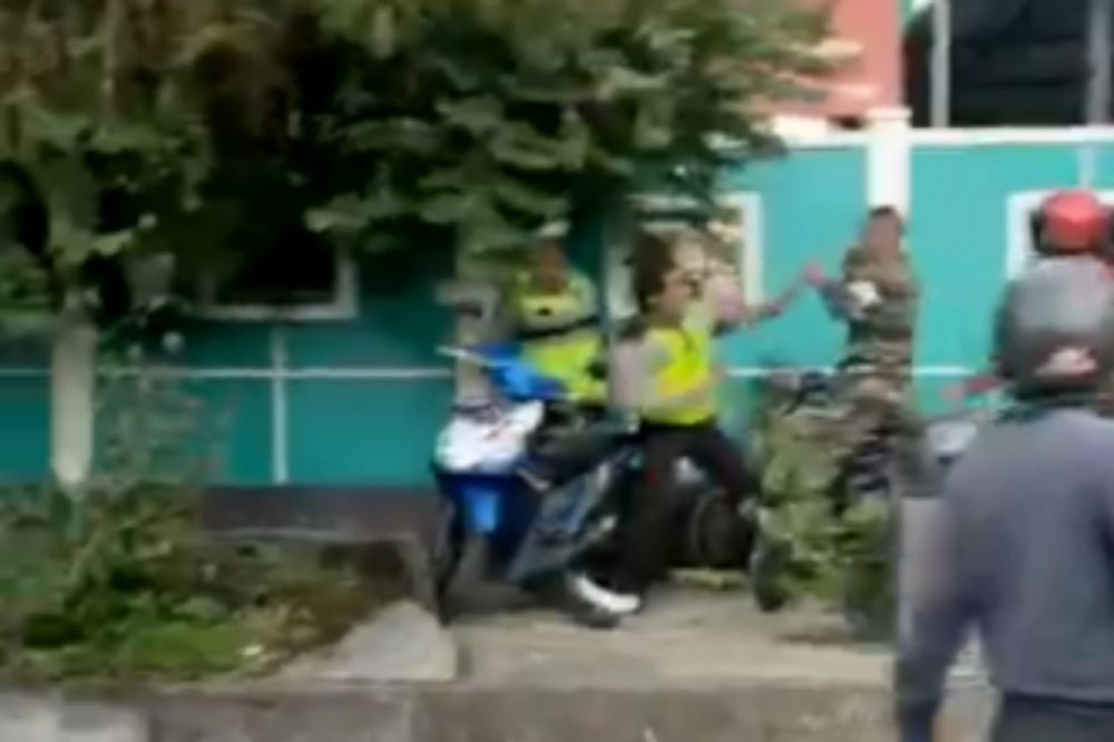 Seorang TNI di Maluku Hantam Dua Polisi Hingga Tersungkur Seorang TNI di Maluku Hantam Dua Polisi Hingga Tersungkur