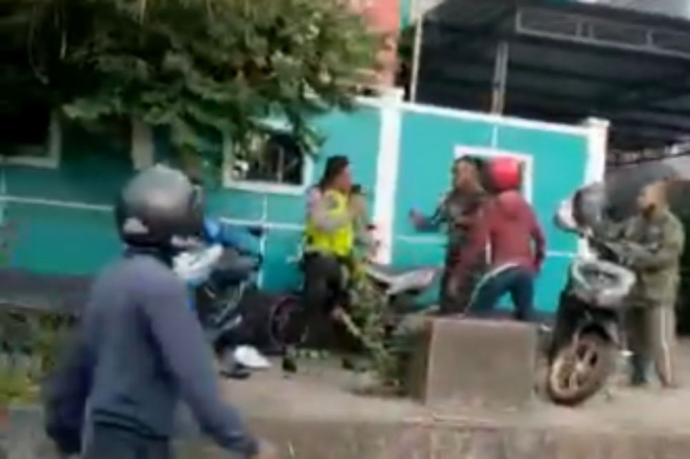Seorang TNI di Maluku Hantam Dua Polisi Hingga Tersungkur Seorang TNI di Maluku Hantam Dua Polisi Hingga Tersungkur