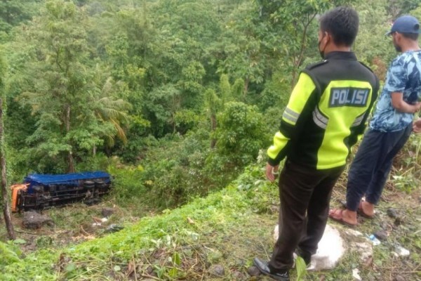 Truk Pengangkut 26 Ton Jagung di Bima Jatuh ke Jurang Truk Pengangkut 26 Ton Jagung di Bima Jatuh ke Jurang