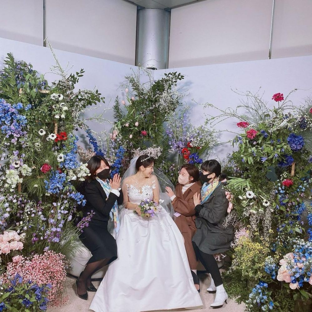 Momen Pernikahan Park Shin Hye D O Dan Hongki Nyanyi