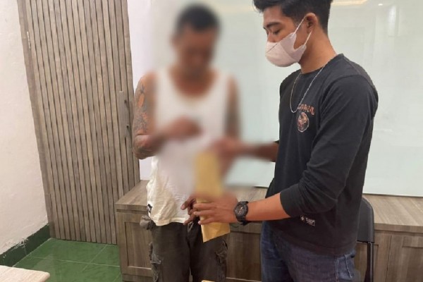 Seorang Pria Di Mataram Sembunyikan Sabu Di Pintu Gerbang