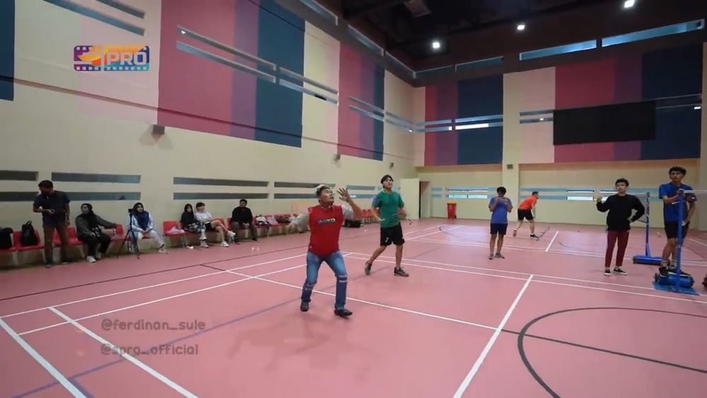 9 Potret Sule Ketemu Calon Besan, Seru Main Badminton Bareng 9 Potret Sule Ketemu Calon Besan, Seru Main Badminton Bareng