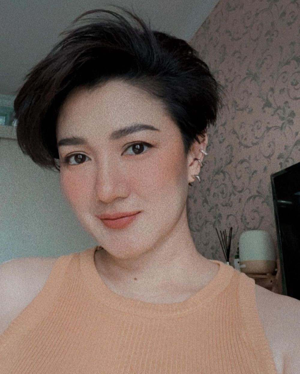 Potret Terkini Melly Mono, Makin Swag dengan Rambut Bondol