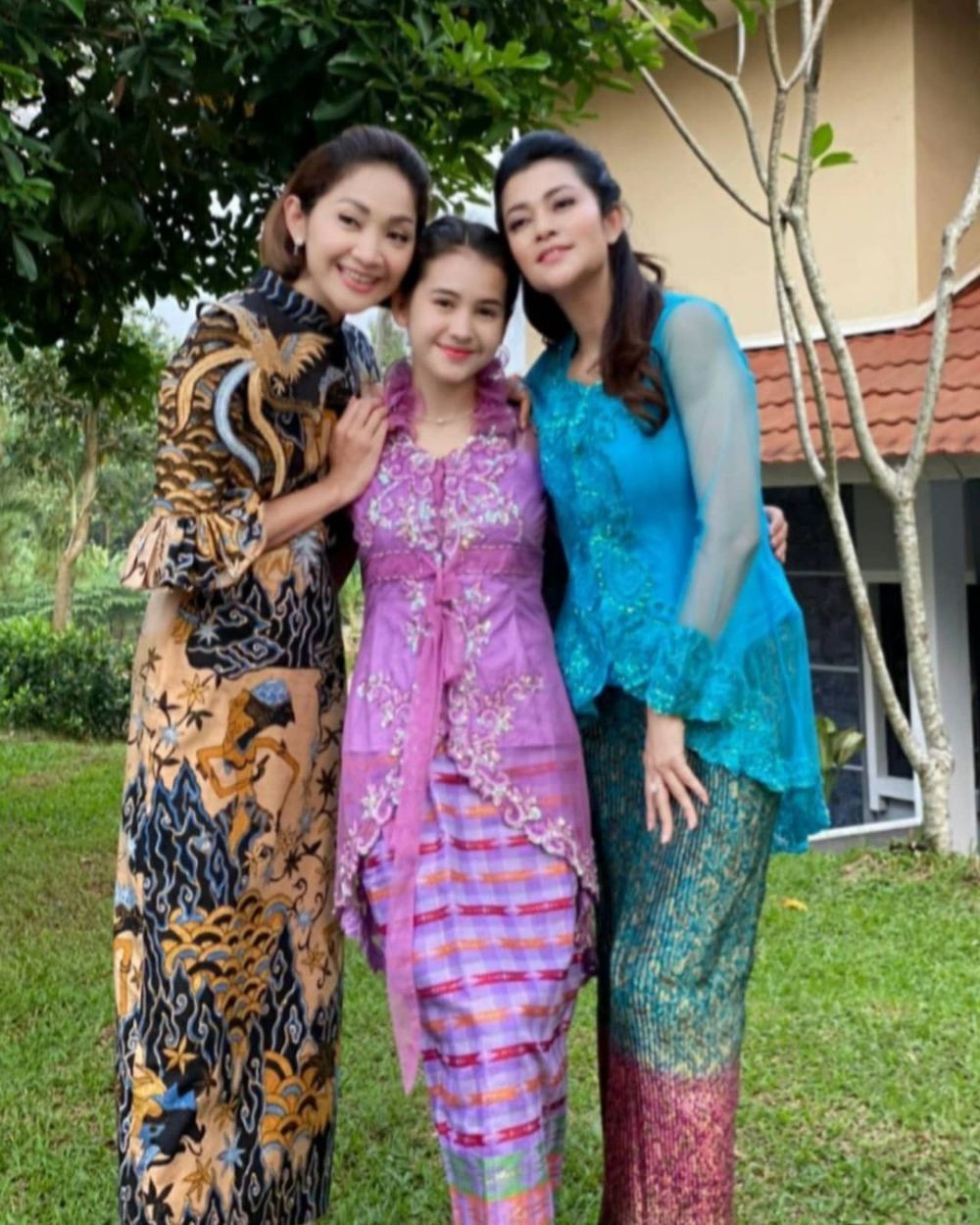 10 Ide Kebaya Ratu Dewi Imasy Pesinetron Senior Awet Muda