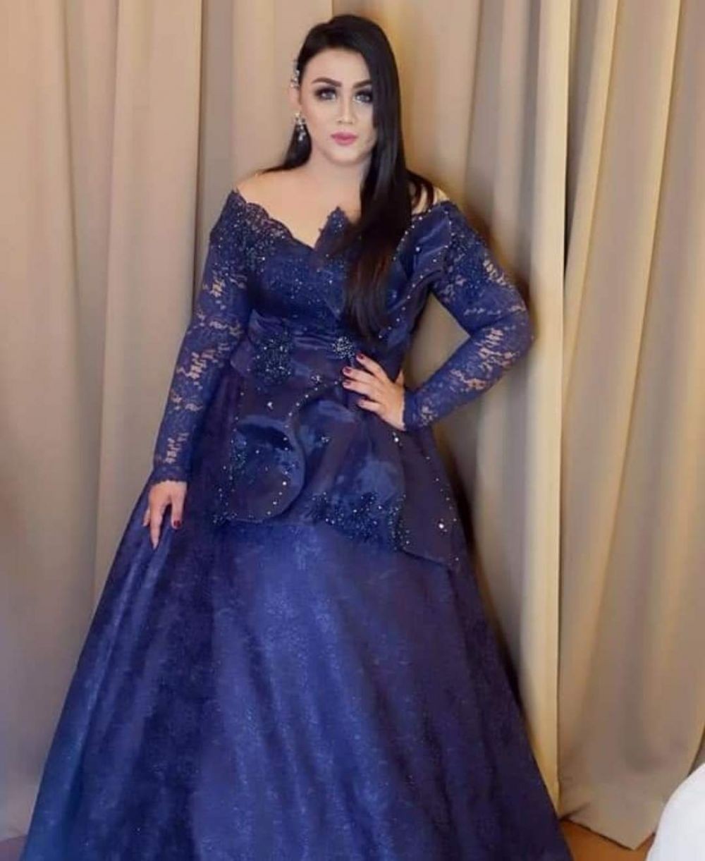 10 Inspirasi OOTD Glamor ala Tia AFI, Bersahaja!