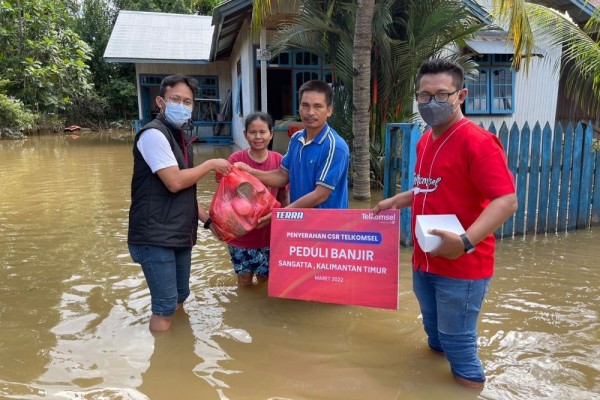 Telkomsel Salurkan Bantuan bagi Korban Banjir di Sangatta Telkomsel Salurkan Bantuan bagi Korban Banjir di Sangatta