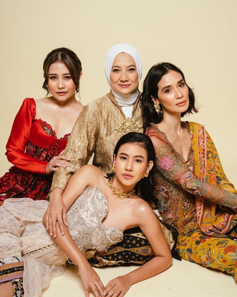 10 Potret Cut Mini Modis dengan Hijab, Awet Muda di Usia 58