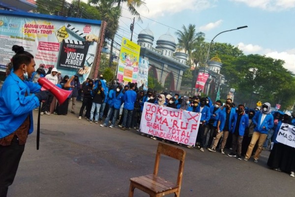Demo 11 April, Mahasiswa Unismuh Tutup Penuh Jalan Demo 11 April, Mahasiswa Unismuh Tutup Penuh Jalan