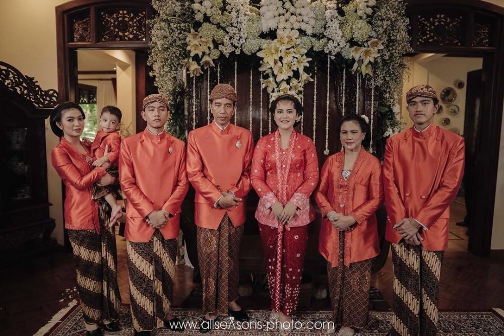 9 Referensi Kebaya Seragam Keluarga Untuk Acara Adat Pernika