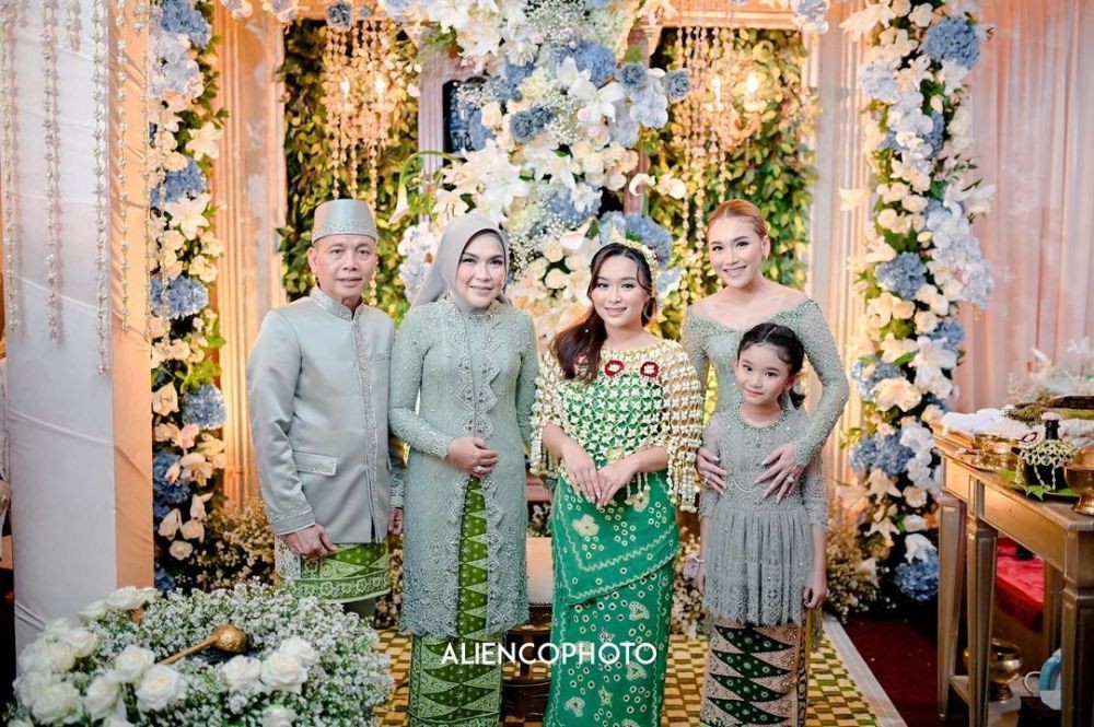 9 Referensi Kebaya Seragam Keluarga Untuk Acara Adat Pernika