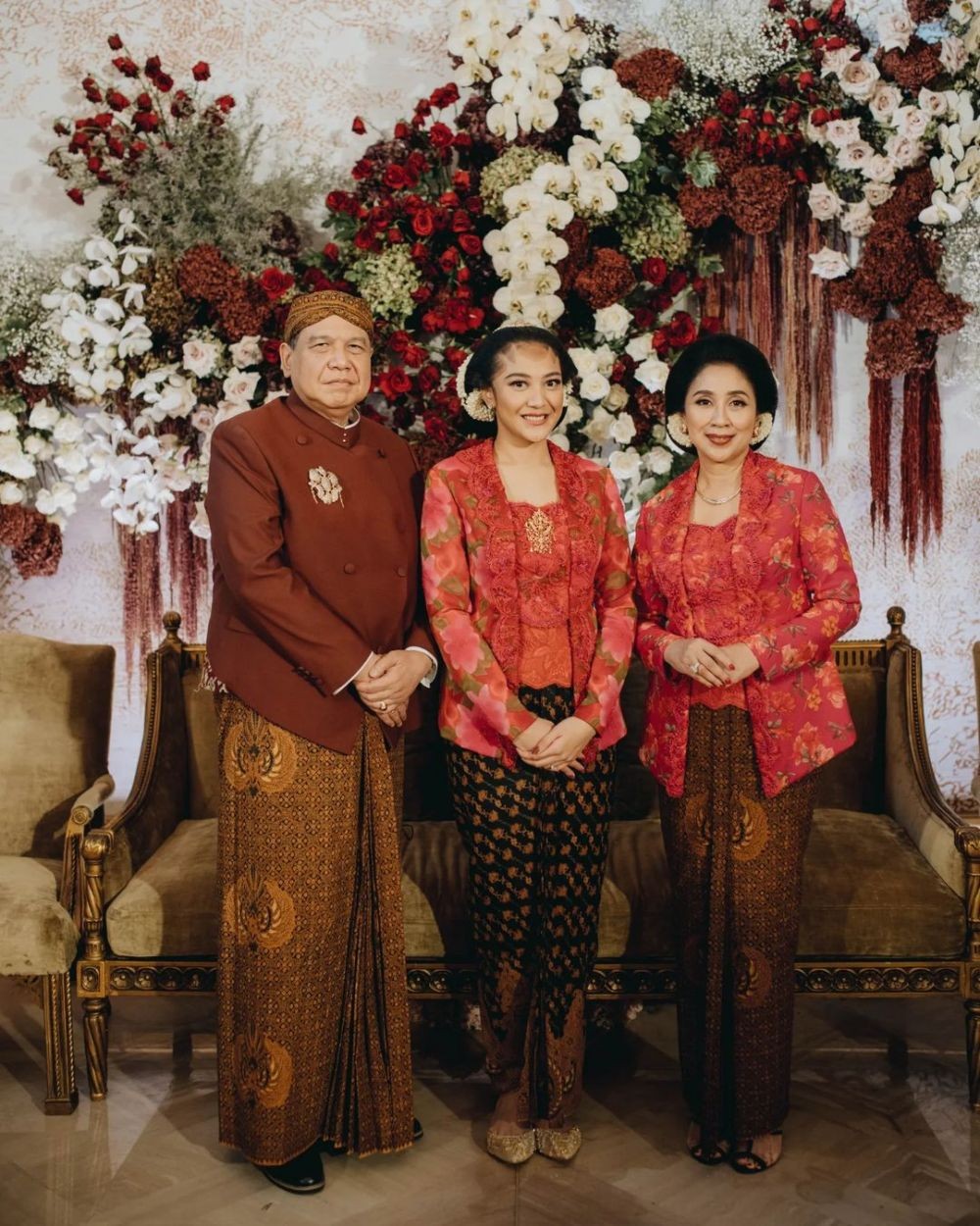 9 Referensi Kebaya Seragam Keluarga Untuk Acara Adat Pernika