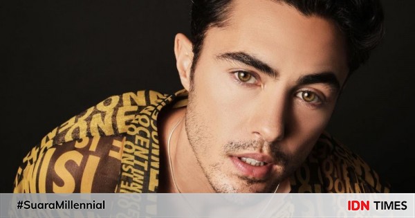 10 Pesona Darren Barnet Model Pria Pertama Victorias Secret