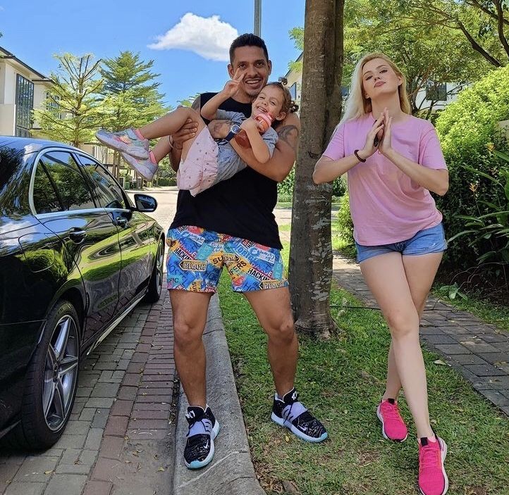 10 Perjalanan Cinta Robby Shine dan Nastasya yang Viral 10 Perjalanan Cinta Robby Shine dan Nastasya yang Viral