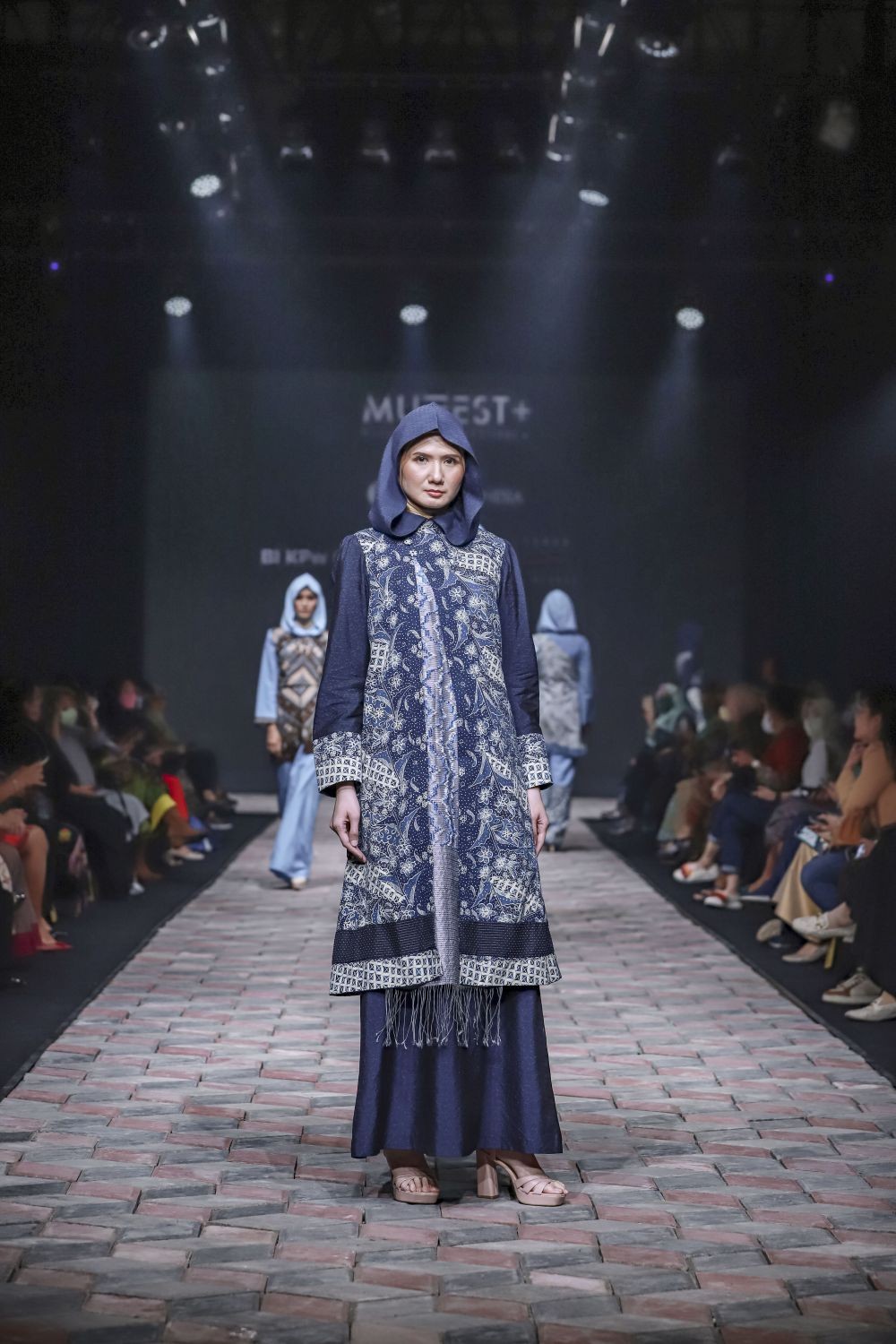 12 Inspirasi Busana Muslim Modern dari Kain Tradisional