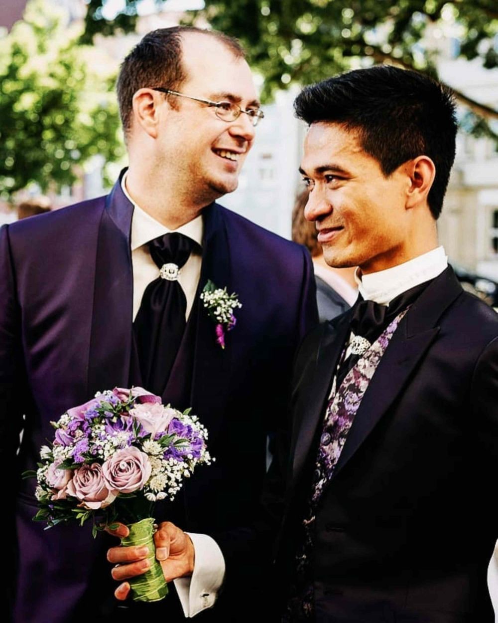 10 Perjalanan Cinta Ragil Mahardika dan Suami Bulenya