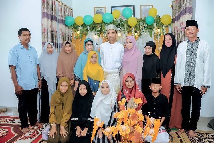 8 Potret Mengayun Anak Ustaz Abdul Somad, Penuh Khidmat