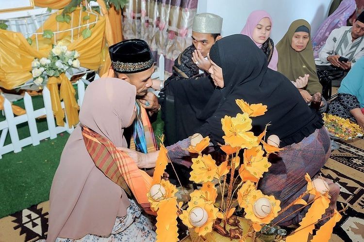 8 Potret Mengayun Anak Ustaz Abdul Somad, Penuh Khidmat