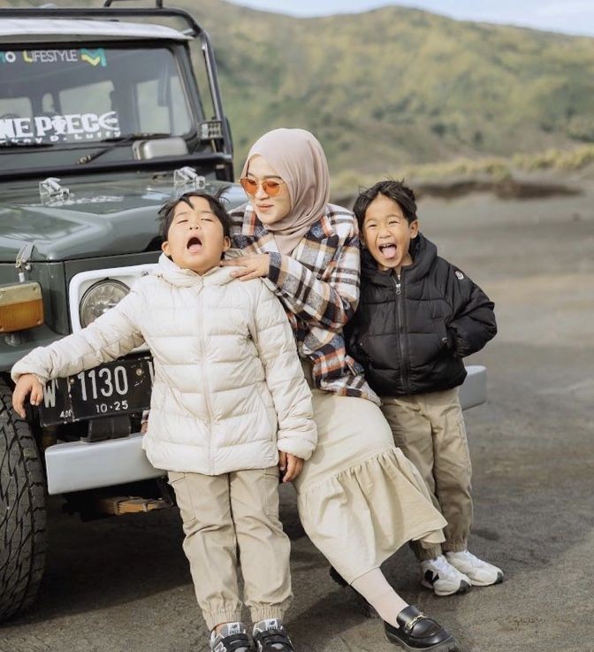 Ririe Fairus ke Bromo, Ini 10 Potretnya Liburan Bareng Anak